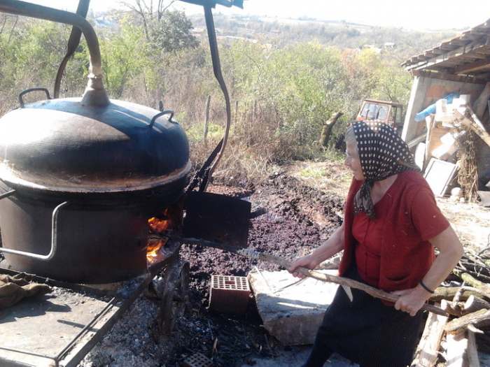 Kako se peče rakija i kazan za rakiju. Pečenje rakije jedne žene ...