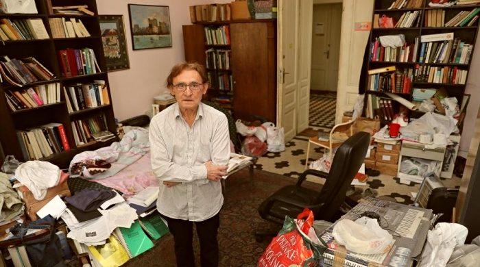 Profesor Slobodan Marinković već 30 godina živi u kabinetu fakulteta